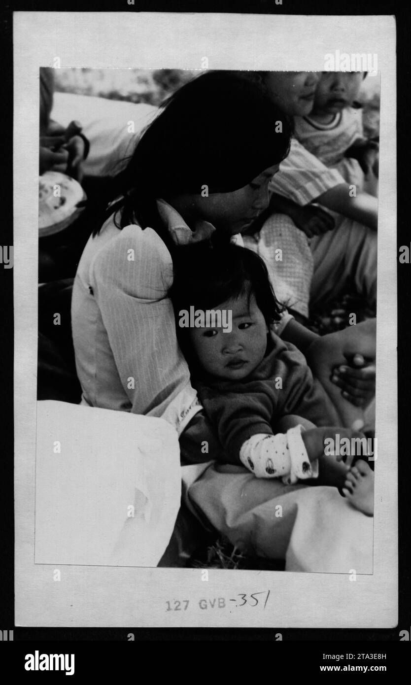 Des réfugiés vietnamiens aux États-Unis photographiés avec Claudia Cardinale, Nguyen CAO Ky ...