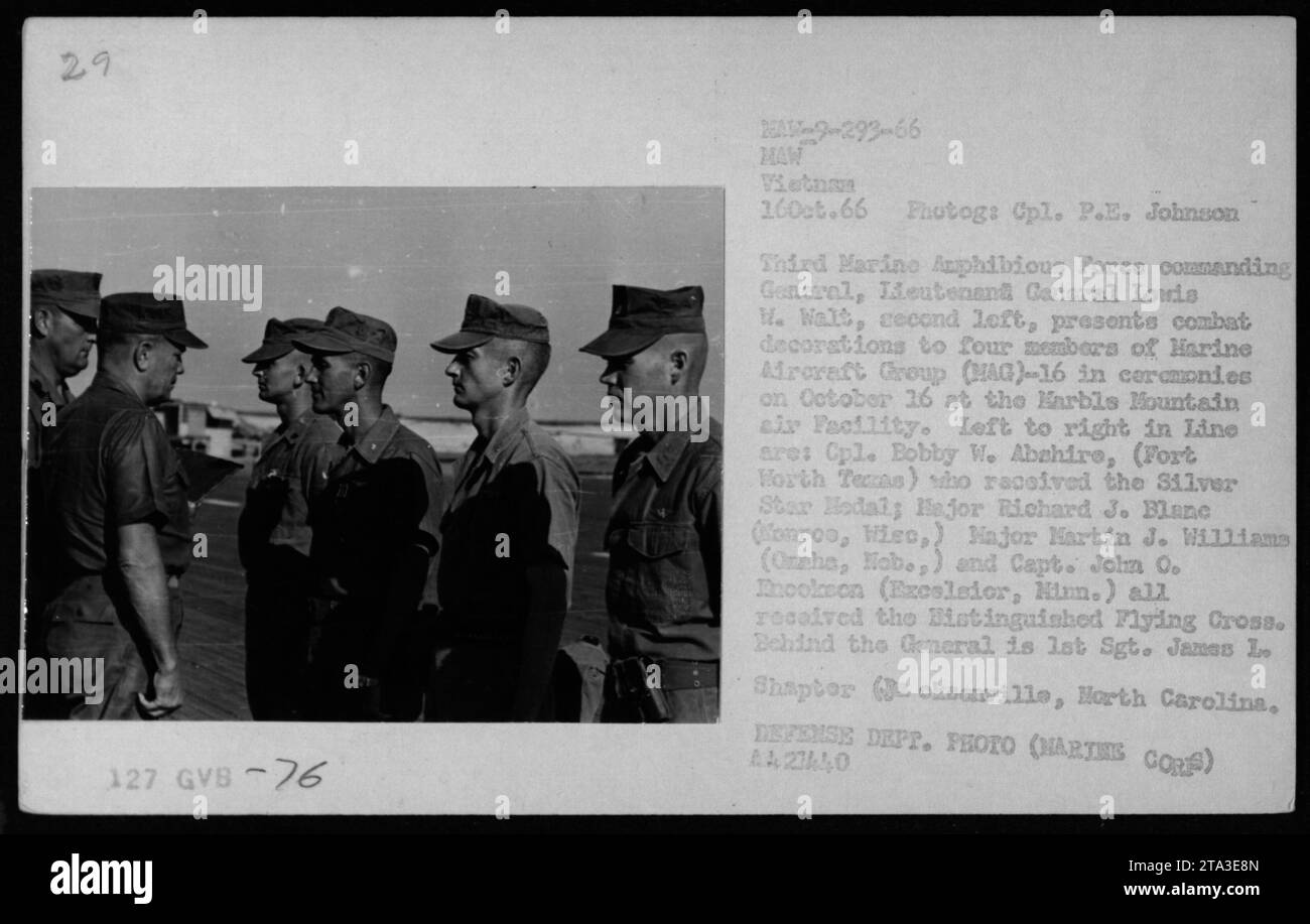 Le lieutenant-général Louis W. Walt, commandant de la troisième Force ...