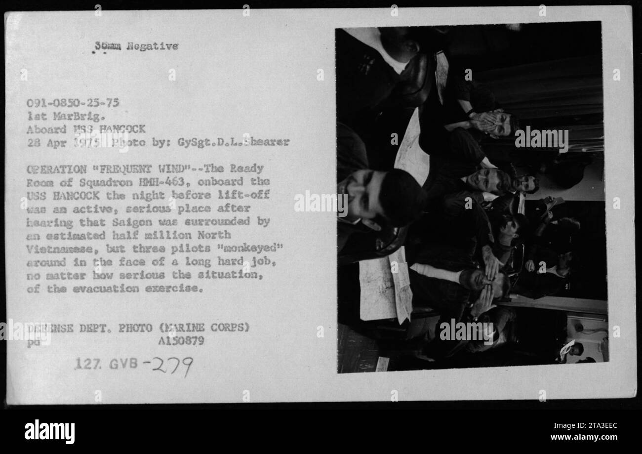 Légende : opération vent fréquent - la salle prête de l'escadron IMH-463 sur l'USS HANCOCK la ...