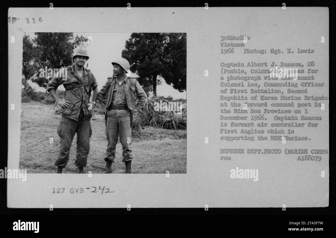 Le capitaine de marine Albert J. Ransom pose avec le lieutenant-colonel ...