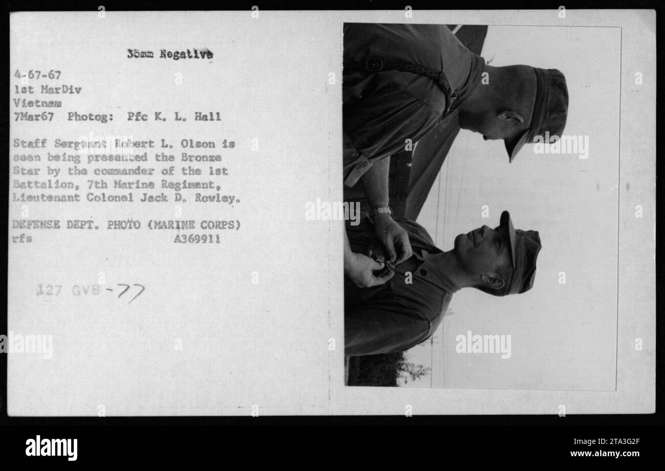 Le sergent d'état-major Robert L. Olson reçoit l'étoile de bronze des ...