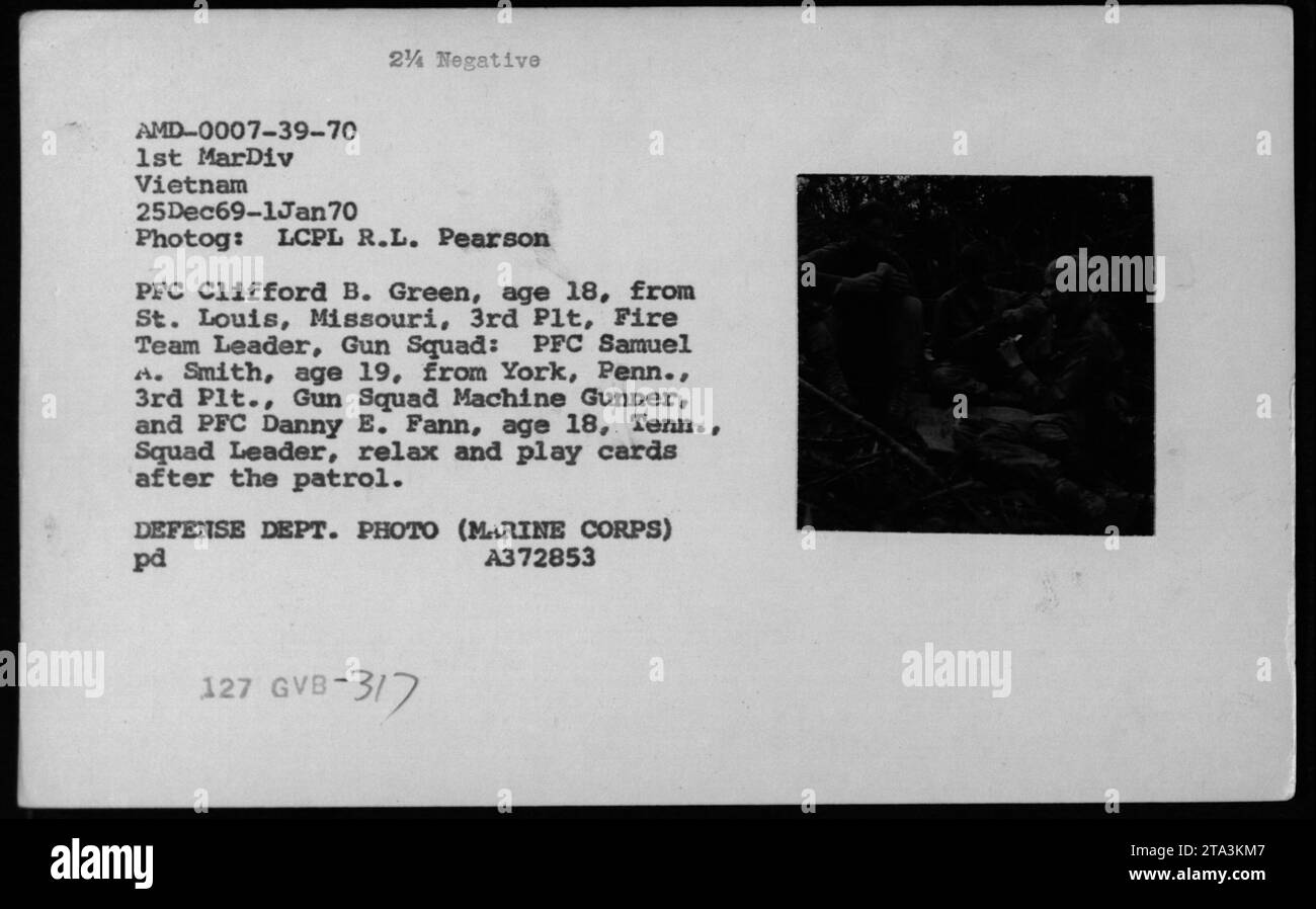 Les Marines PFC Clifford B. Green, PFC Samuel A. Smith et PFC Danny E. Fann prennent une pause ...
