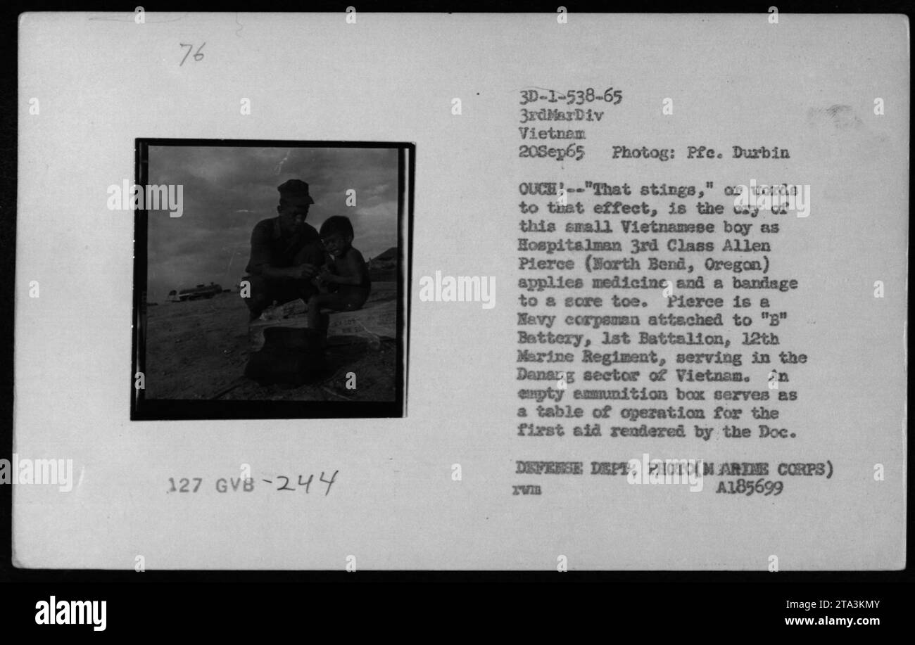 Un cadavre de la Navy, Hospitalman 3rd Class Allen Pierce, soigne un ...