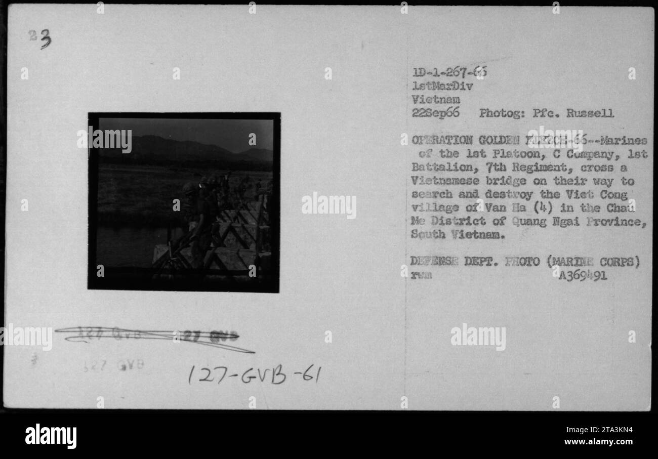 Les Marines du 1e bataillon du 7e régiment traversent un pont vietnamien lors de l'opération ...