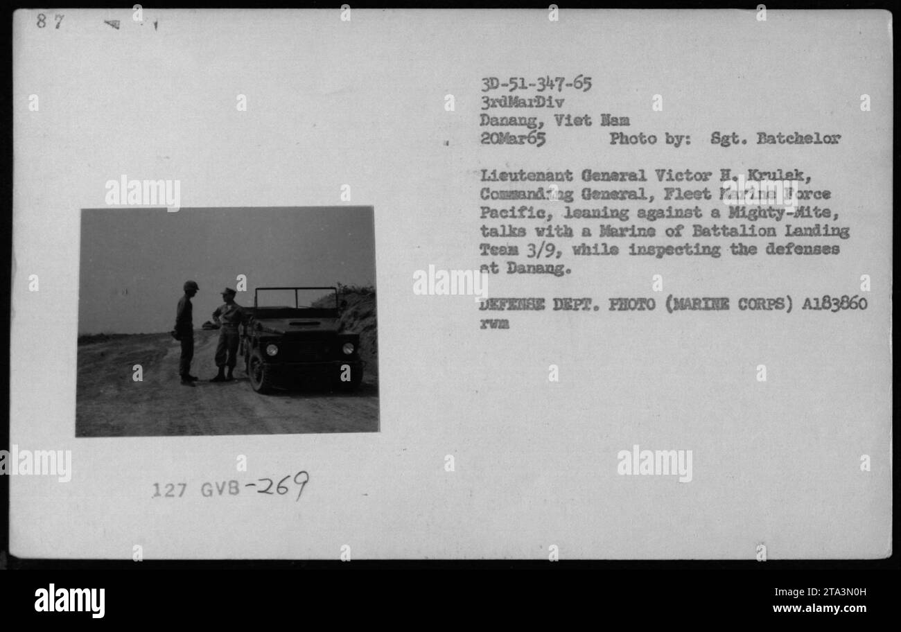 Légende : Lieutenant-général Victor H. Krulak, commandant général de la ...