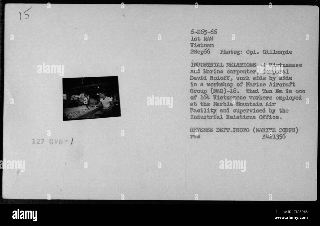 Le caporal David Roloff, menuisier vietnamien et des Marines, a ...