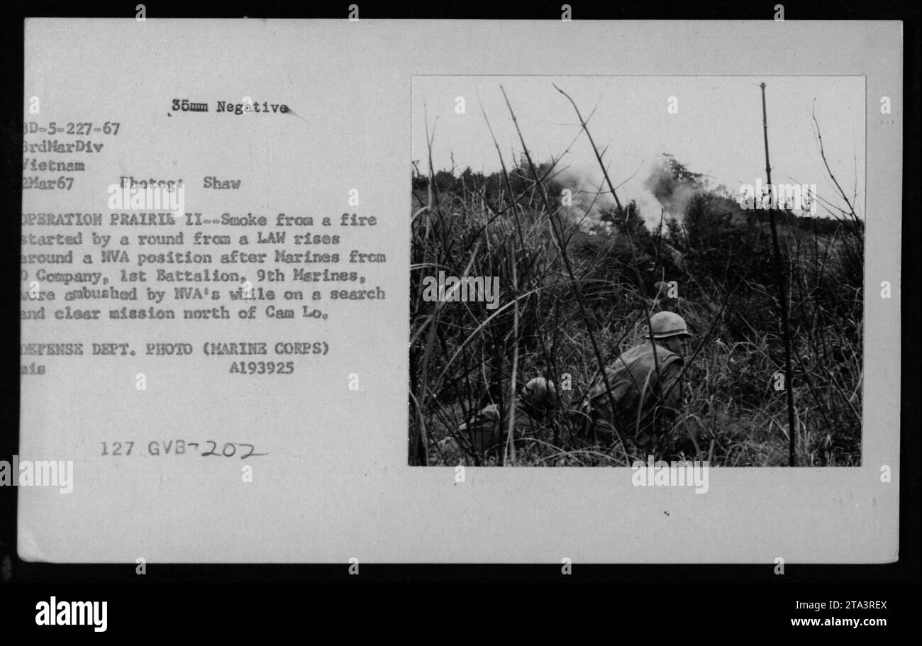 De la fumée provenant d'un incendie causé par une balle provenant d'une ...