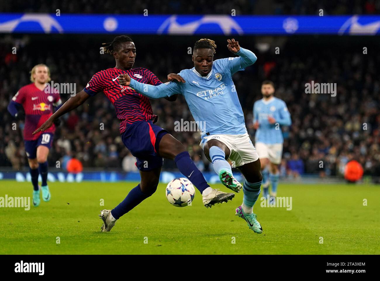 Jeremy Doku (à droite) de Manchester City et Amadou Haidara du RB ...