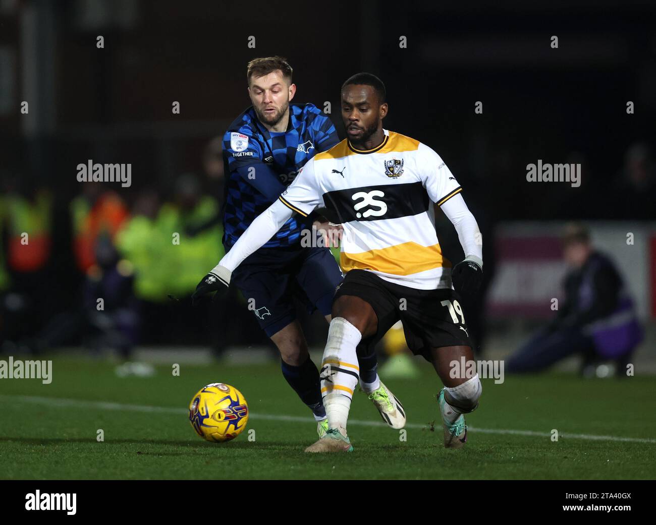 Tom Barkhuizen du comté de Derby (à gauche) et Gavin Massey de Port ...