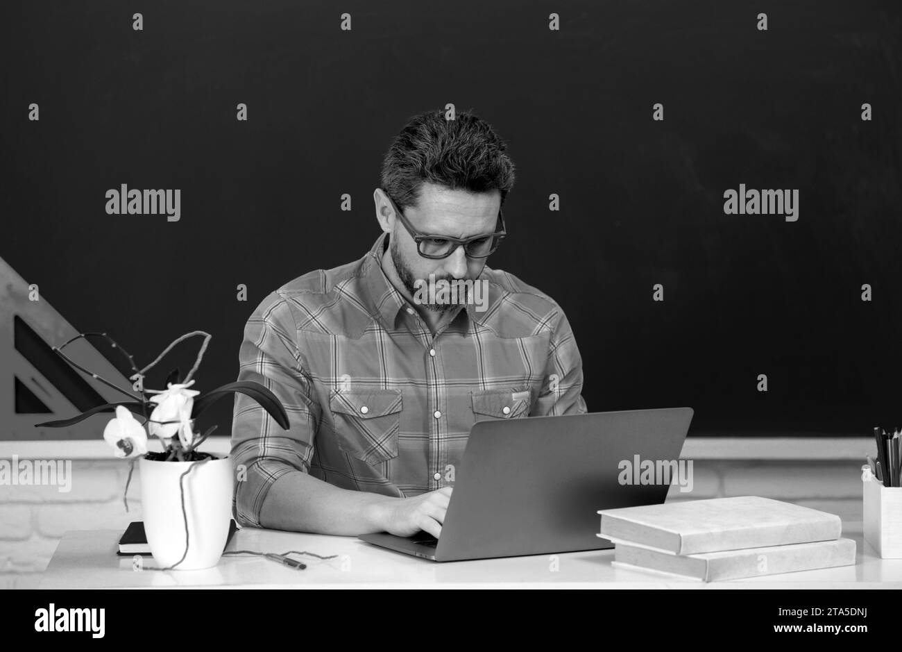 Portrait d'un homme de confiance du caucase enseignant en classe.Homme ...