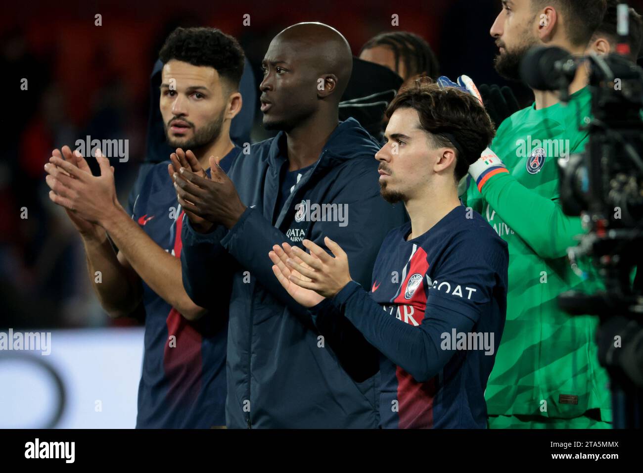 Paris, France. 29 novembre 2023. Goncalo Ramos, Danilo Pereira, Vitinha du PSG saluent les ...