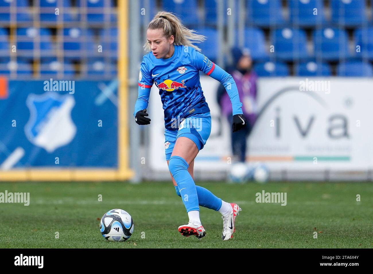 Jenny Hipp (RBL, 19), Am ball, Freisteller, Ganzkörper, Einzelbild ...