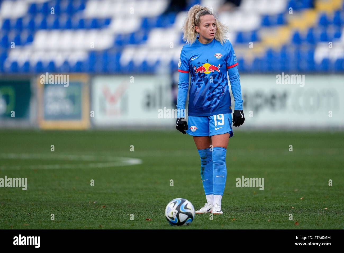 Jenny Hipp (RBL, 19), Am ball, Freisteller, Ganzkörper, Einzelbild ...