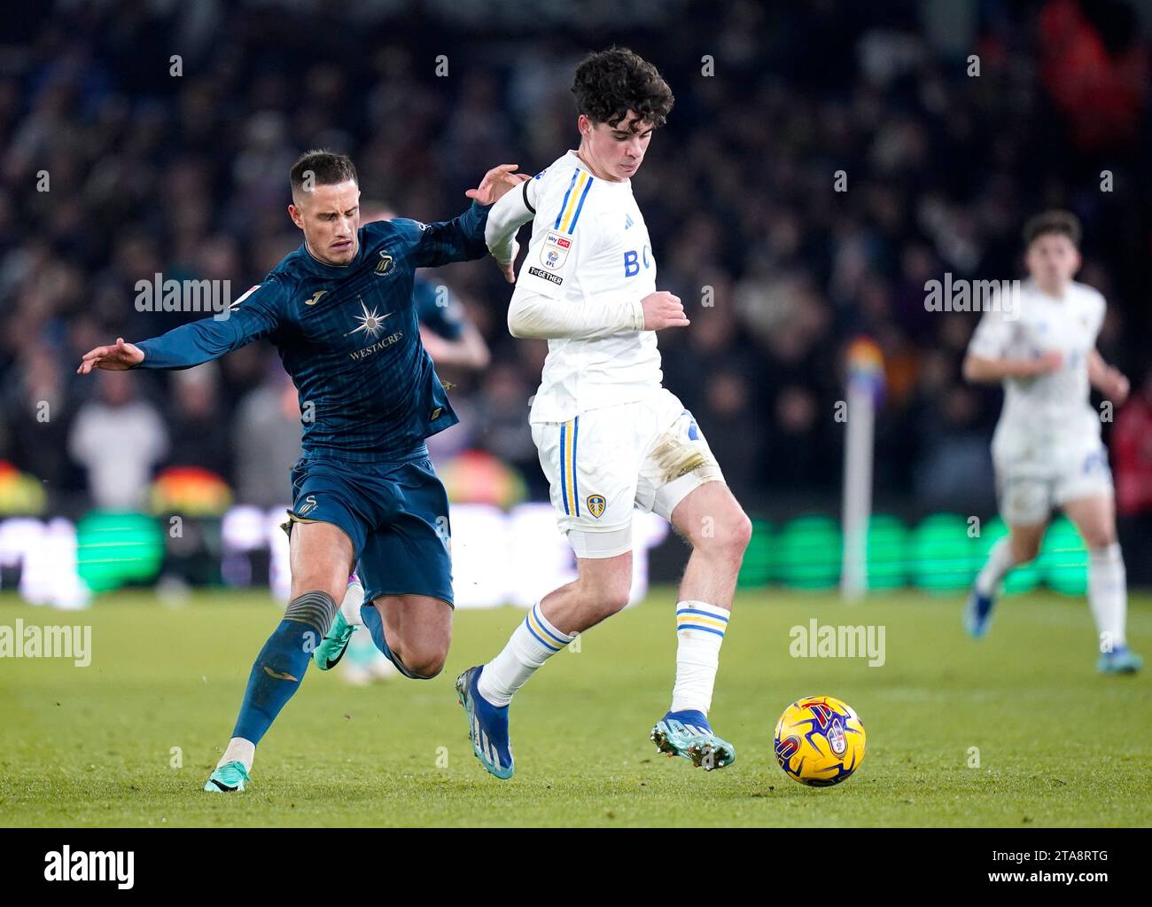 Jerry Yates de Swansea City (à gauche) et Archie Gray de Leeds United ...