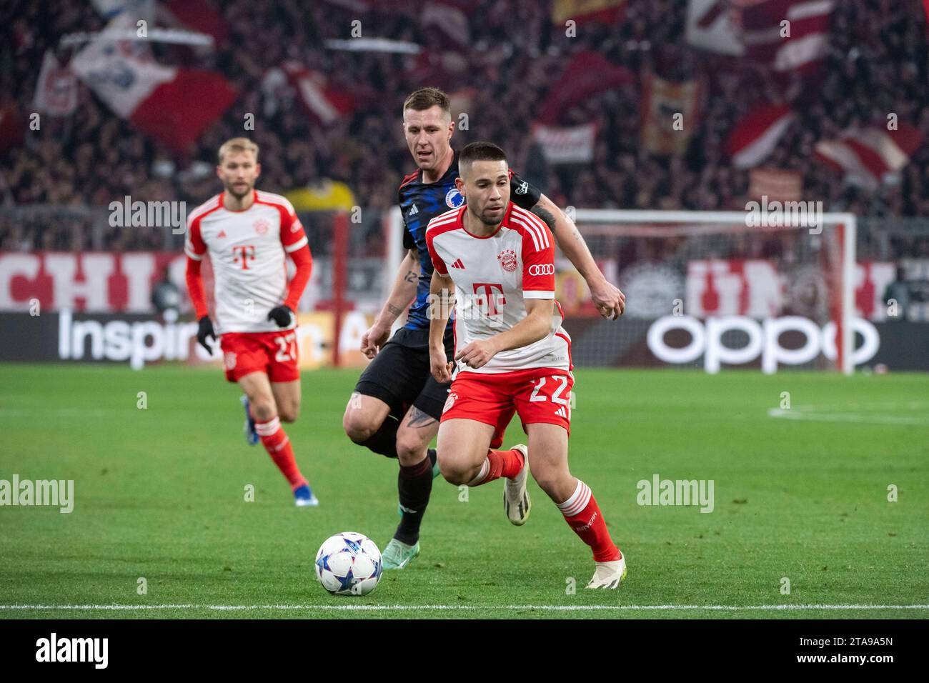 Raphael Guerreiro (FC Bayern Muenchen, #22) im Zweikampf mit Viktor Claesson (FC Kopenhagen, #07 ...