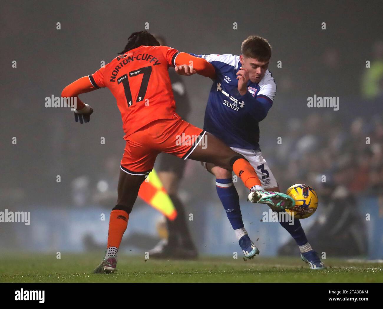 Brooke Norton-Cuffy de Millwall (à gauche) et Leif Davis d'Ipswich ...