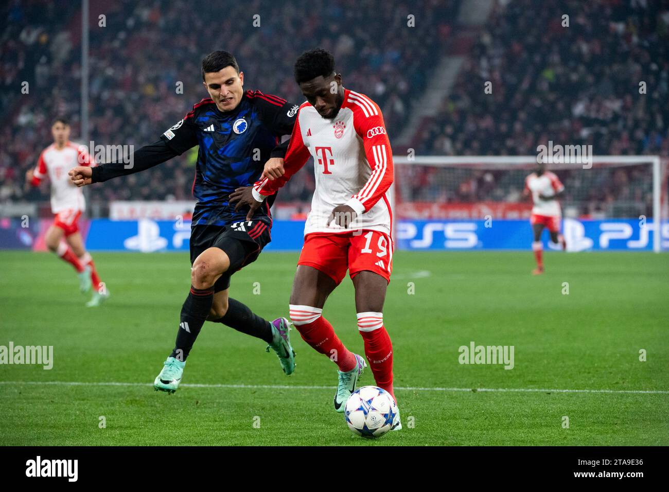 Alphonso Davies (FC Bayern Muenchen, #19) im Zweikampf mit Mohamed Elyounoussi (FC Kopenhagen ...