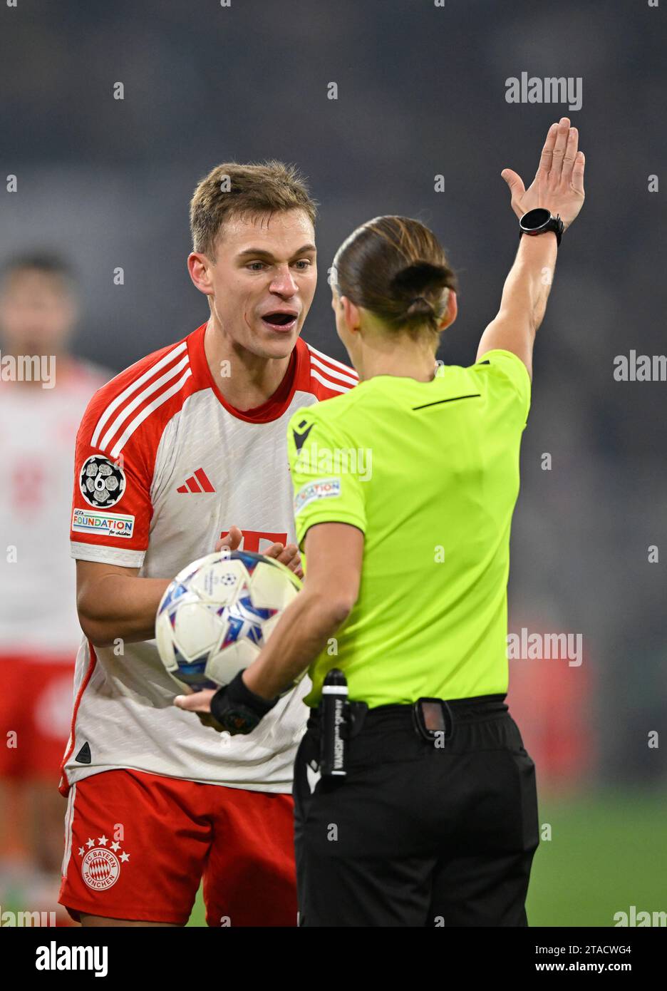 Muenchen, Deutschland. 29 novembre 2023. Schiedsrichterin arbitre Stephanie Frappart Gestik ...