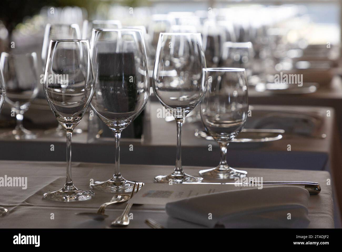 Festlich gedeckter tisch Banque de photographies et d’images à haute ...