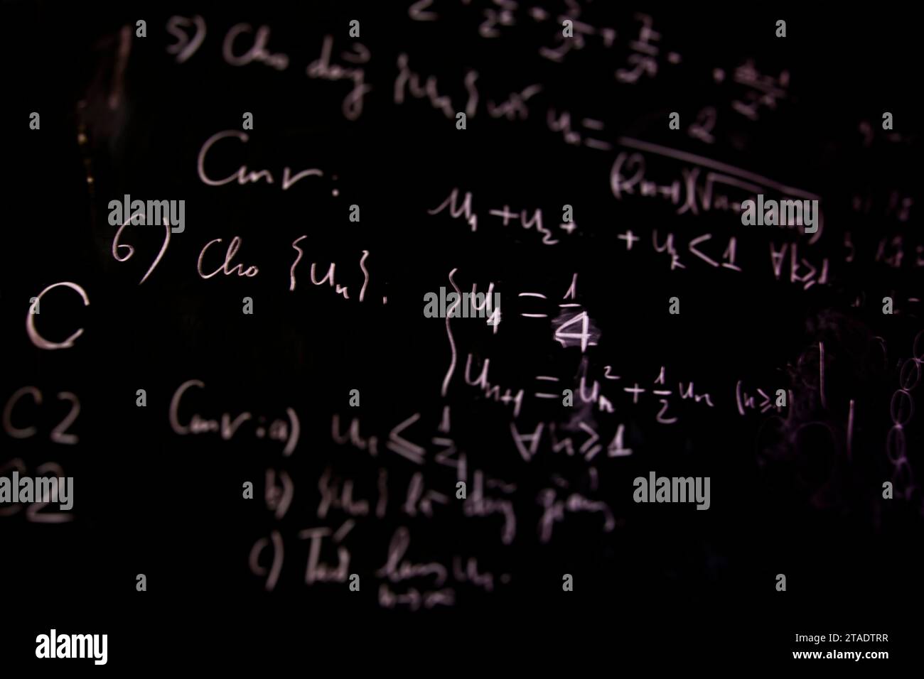 Problèmes de maths écrits sur un tableau noir de classe à l'école Chu ...