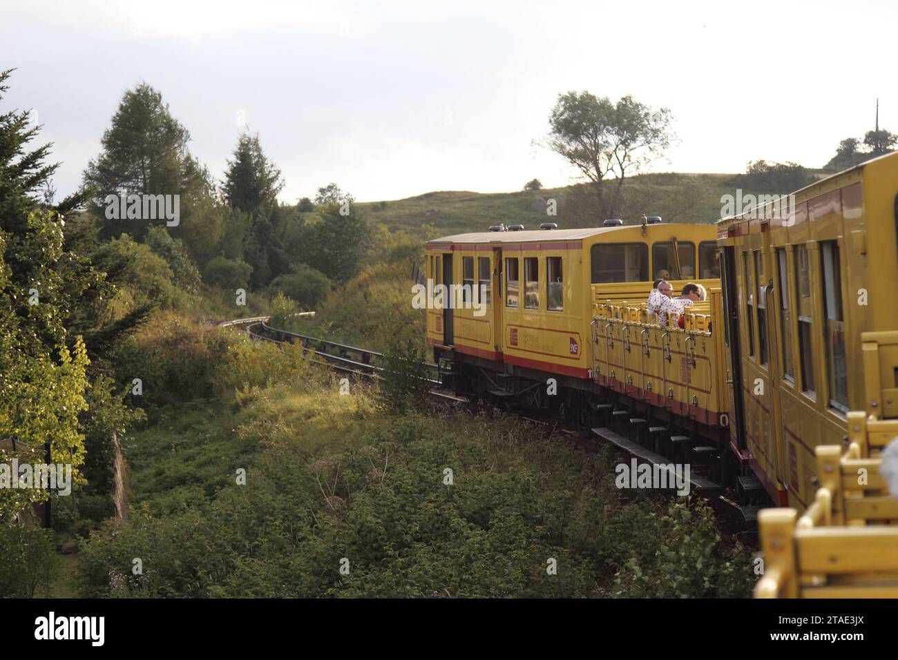 Train jaune pyrénées Banque de photographies et d’images à haute ...