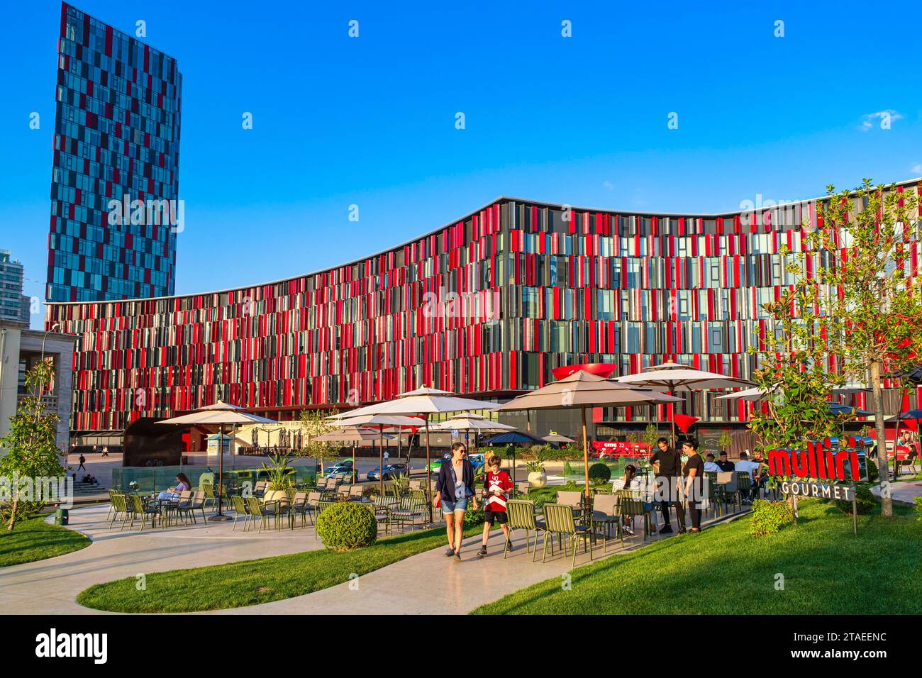 Albanie, Tirana, Italia Square, terrasse du café Mulliri Gourmet en ...