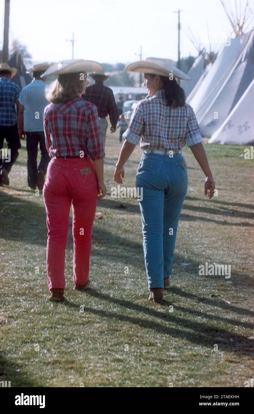 PENDLETON, OR - SEPTEMBRE 1958 : deux femmes marchent à travers le Tipi ...