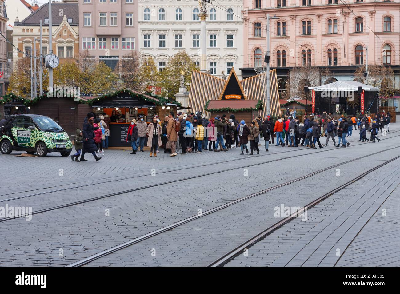 Brno, République tchèque-26 novembre 2023 : les gens parcourent les ...