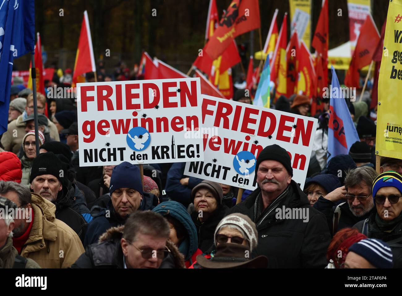 Menschen nehmen einer Friedensdemonstration mit der motto Nein zu ...