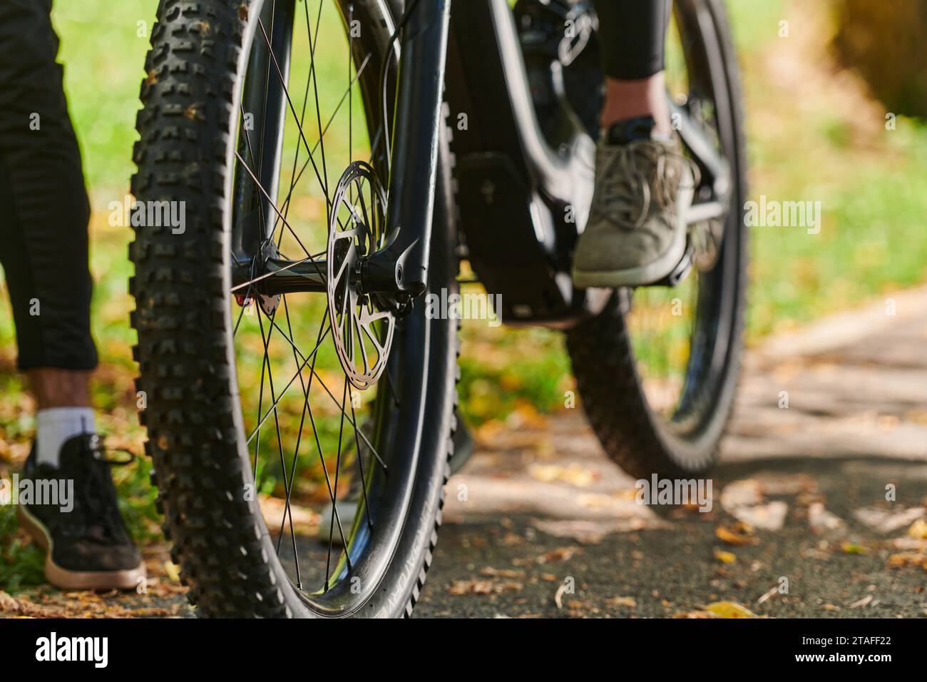 Un vélo de sport court à travers le parc, ses composants en roues ...