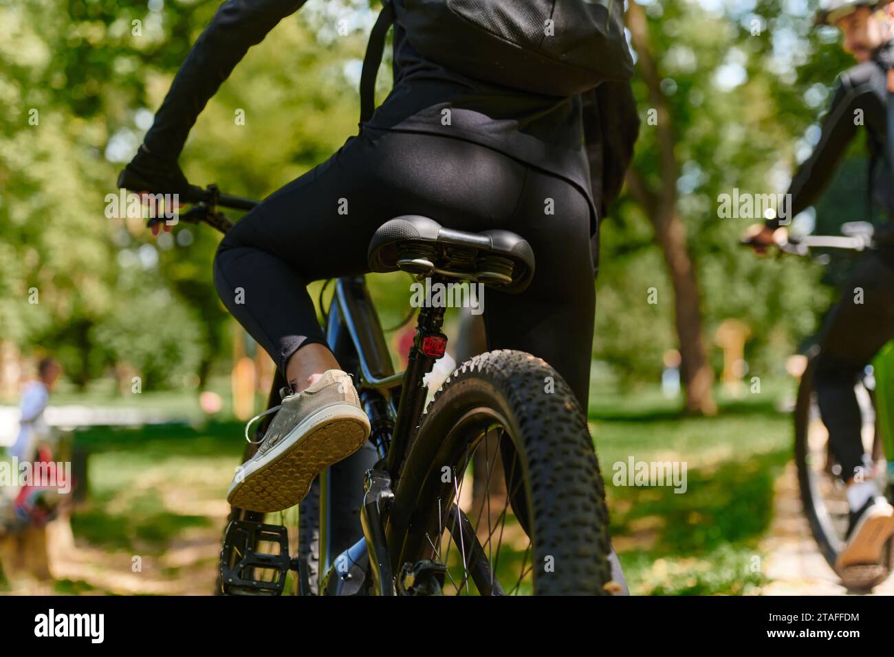 Un vélo de sport court à travers le parc, ses composants en roues ...
