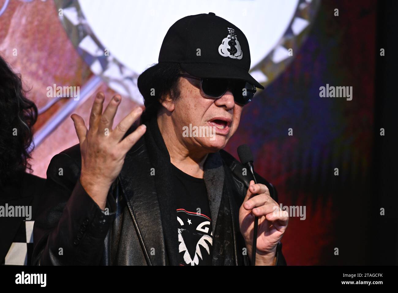 Gene Simmons visite l'Empire State Building pour célébrer le dernier ...