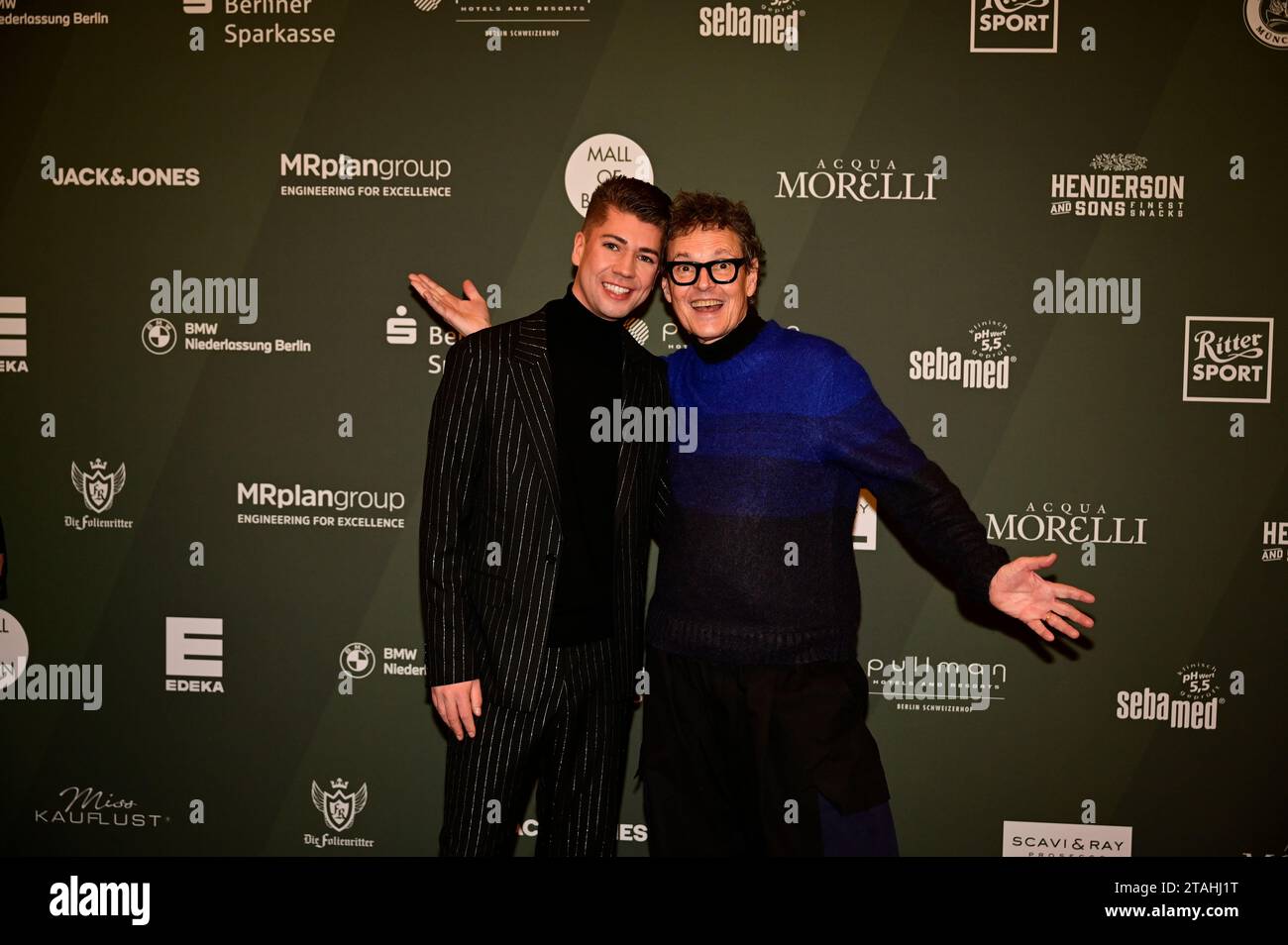 Maximilian Seitz und Rolf Scheider BEI der Strassenfeger Charity Aktion ...