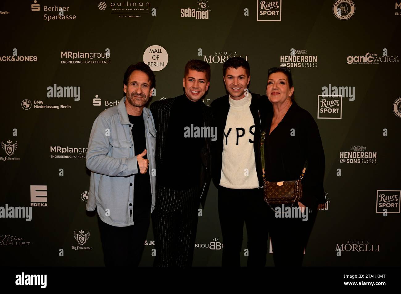 Falk Willy Wild, Maximilian Seitz, Julian David und Katy Karrenbauer BEI der Strassenfeger ...