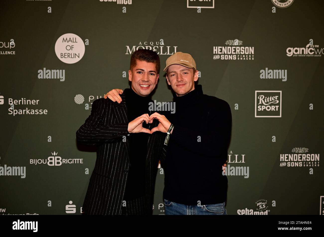 Maximilian Seitz und Timur Bartels BEI der Strassenfeger Charity Aktion ...