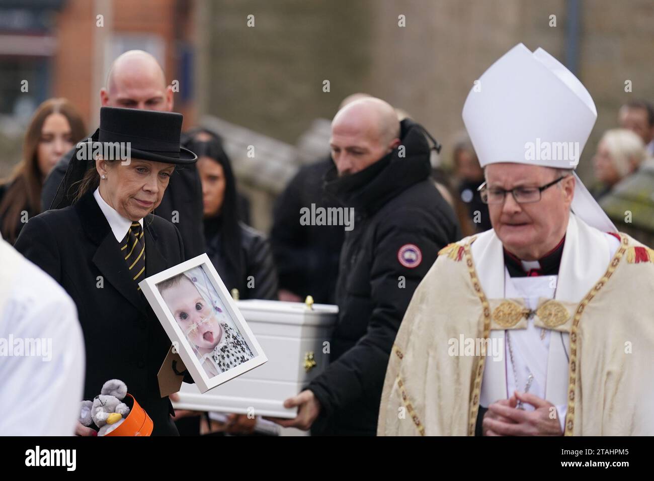 Le père d'Indi Gregory, Dean Gregory (partiellement caché à gauche ...