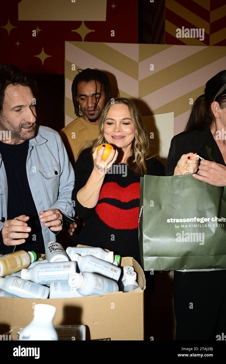 Falk Willy Wild und Regina Halmich BEI der Strassenfeger Charity Aktion ...