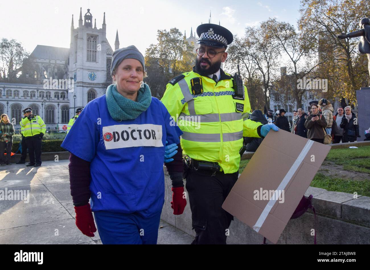 Londres, Angleterre, Royaume-Uni. 1 décembre 2023. Un manifestant, qui ...