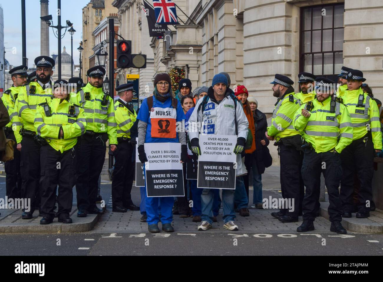 Londres, Royaume-Uni. 1 décembre 2023. Les manifestants sont suivis par ...
