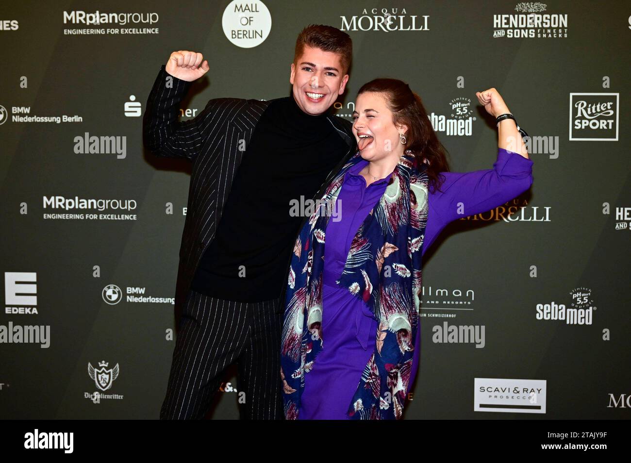 Maximilian Seitz und Ronja Forcher BEI der Strassenfeger Charity Aktion ...