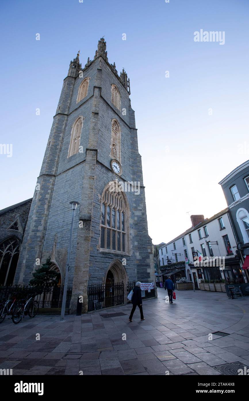 Cardiff (gallois : Caerdydd [kairˈdiːð, kaːɨrˈdɨːð?) est la capitale et ...