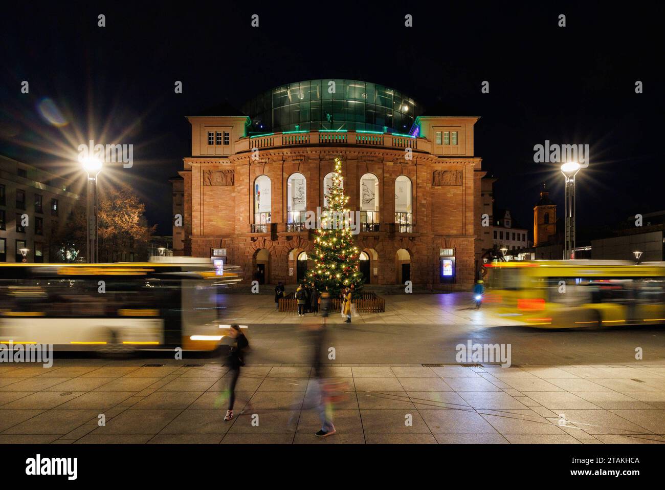 Weihnachtsmarkt in Mainz 2023 Blick auf das Staatstheater Mainz davor ...