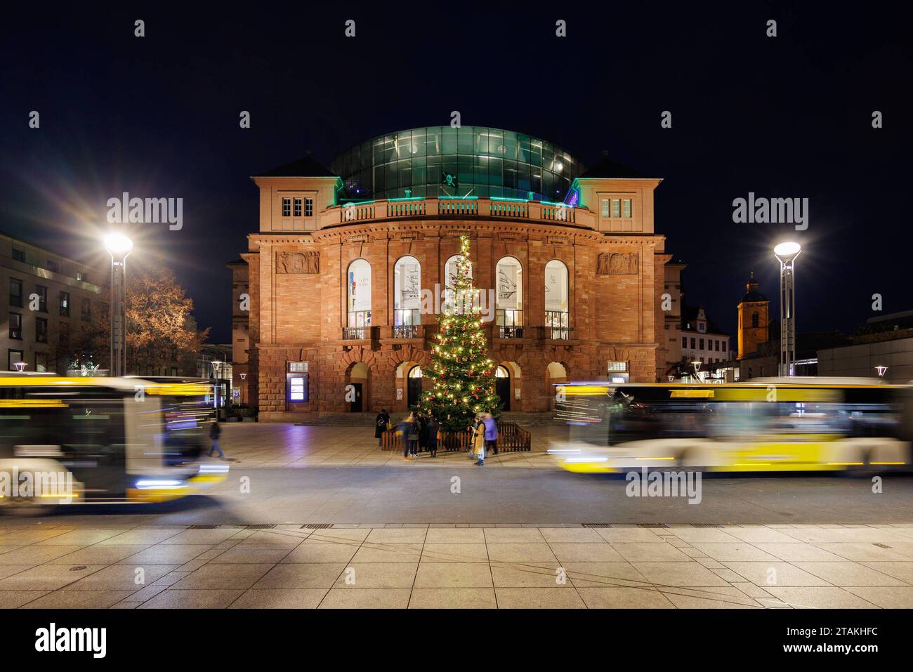 Weihnachtsmarkt in Mainz 2023 Blick auf das Staatstheater Mainz davor ...