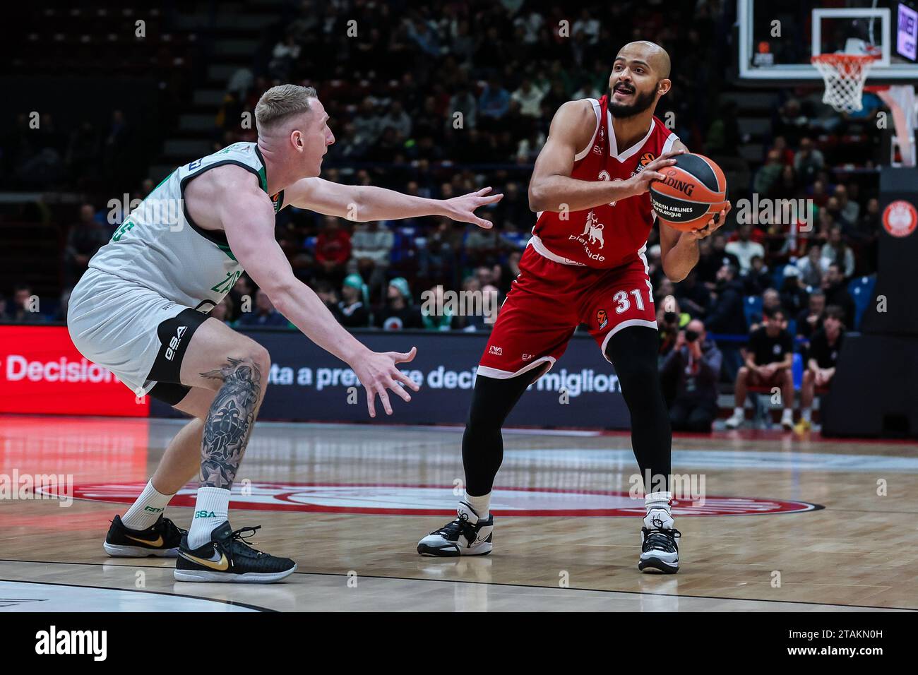 Shavon Shields #31 de EA7 Emporio Armani Milan (à droite) est en ...