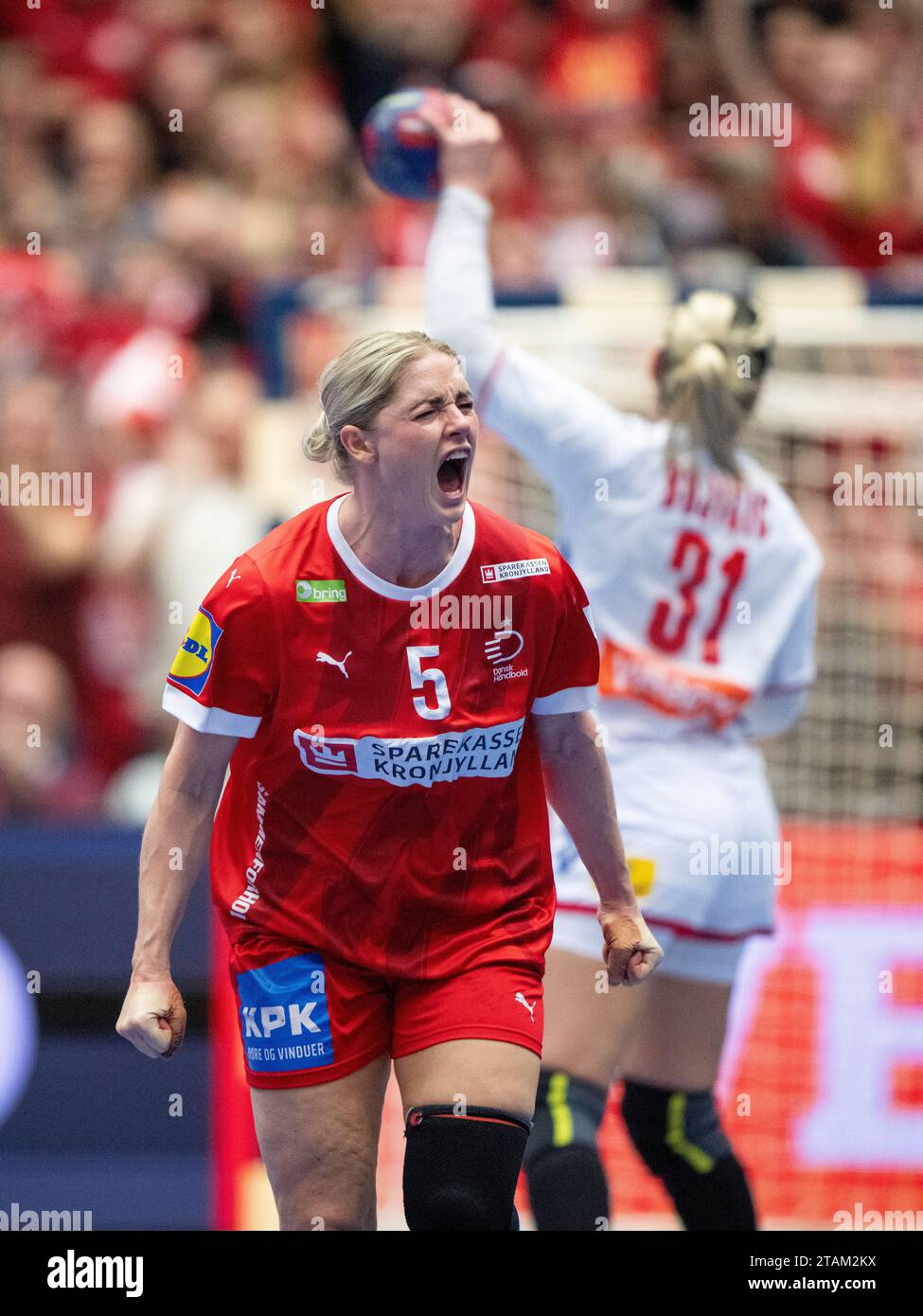 La danoise Sarah Iversen célèbre après avoir marqué lors du match de ...