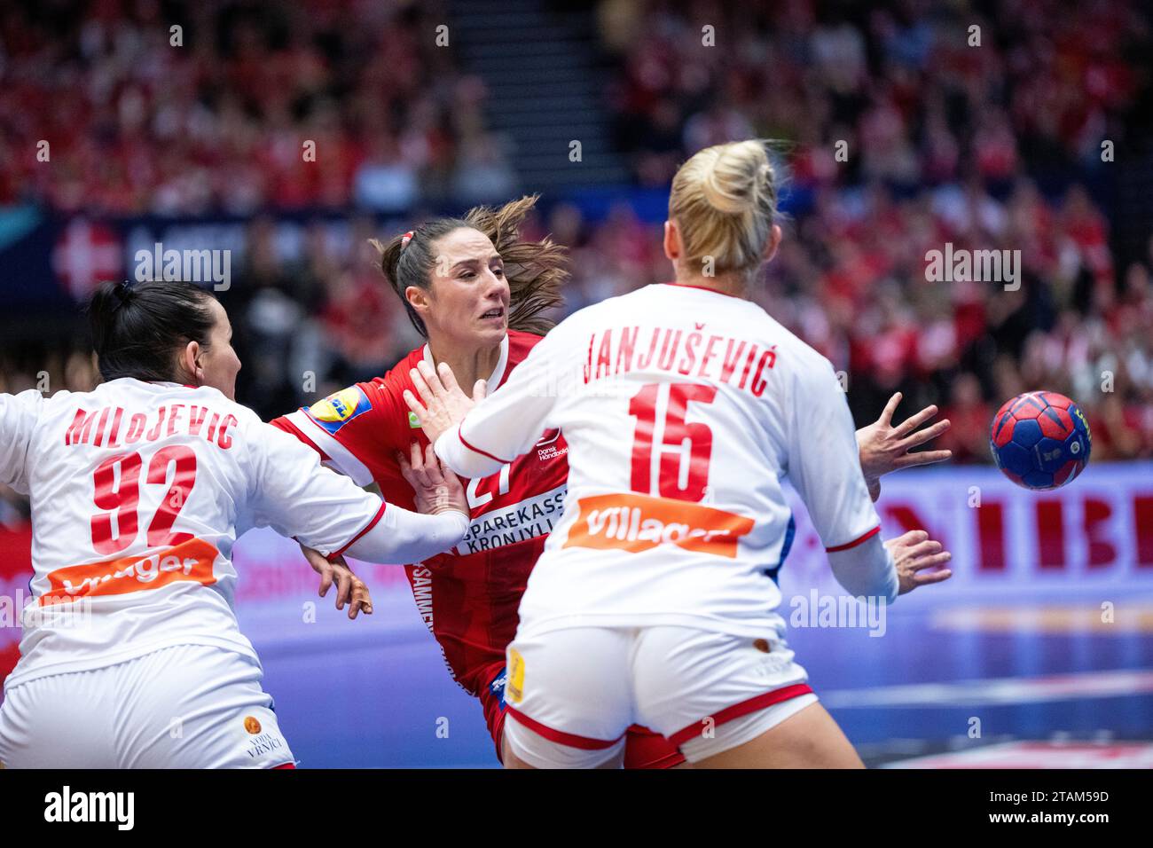 La danoise Louise Vinter Burgaard contre la serbe Andela Janjusevic et Jovana Milojevic lors du ...