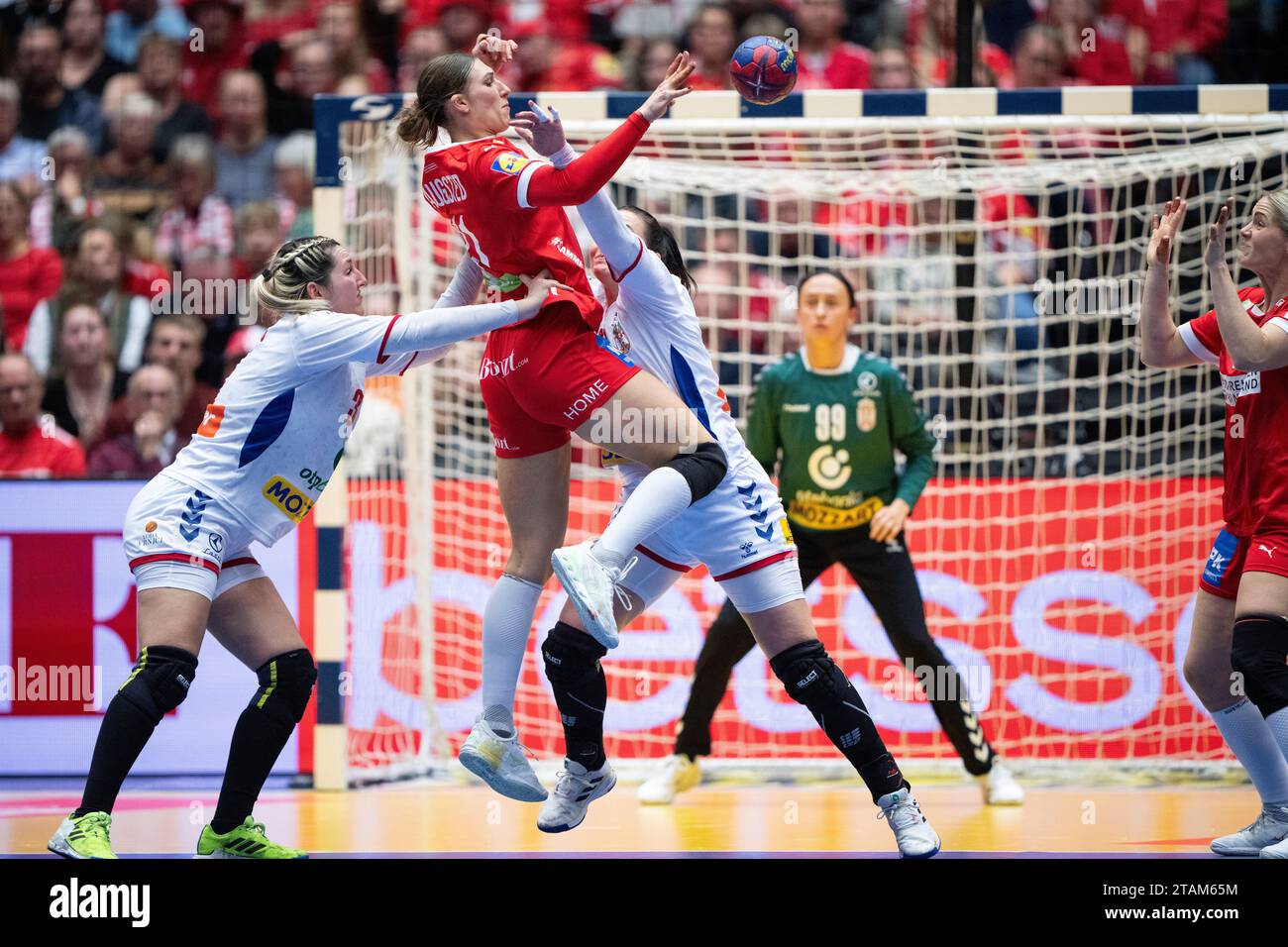 La danoise Line Haugsted en bataille avec les serbes Katarina Bojicic et Jovana Milojevic lors ...