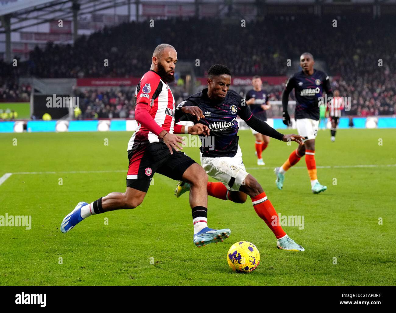 Bryan Mbeumo de Brentford (à gauche) et Chiedozie Oggene de Luton Town ...