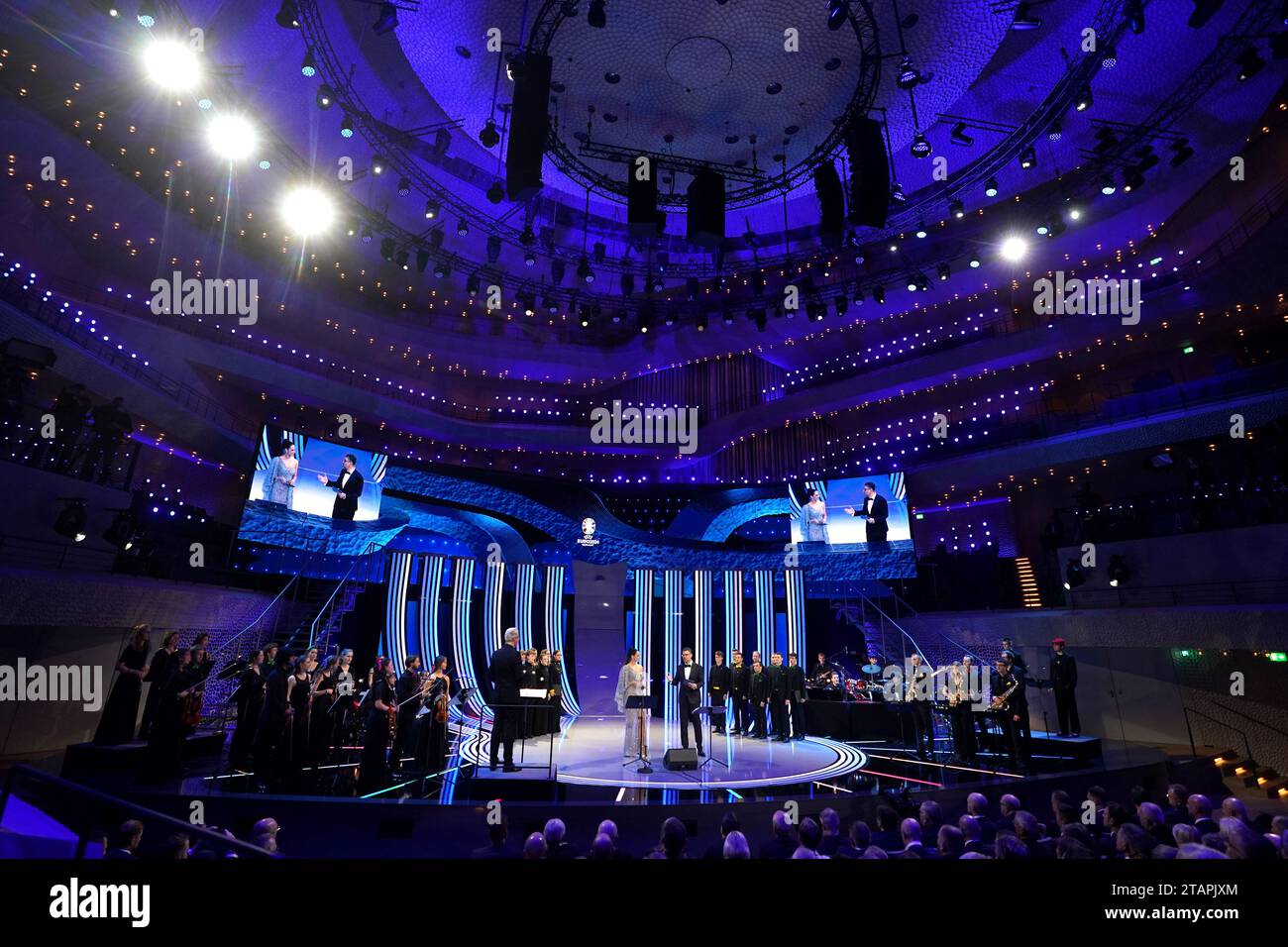 Vue générale en tant que présentateurs Pedro Pinto et Esther Sedlaczek ...