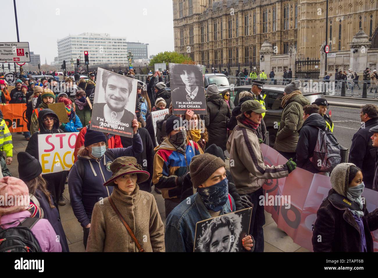 Londres, Royaume-Uni. 2 décembre 2023. Marchant devant le Parlement ...